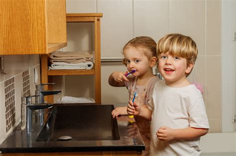 Kakak Dan Adik Di Kamar Mandi Menyikat Gigi Bersama Foto Stok Unduh