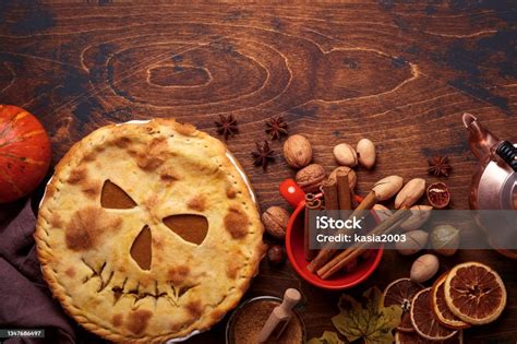 할로윈 음식 수제 호박 파이 또는 나무 테이블에 할로윈에 대 한 무서운 얼굴와 타르트 공간을 복사합니다 할로윈 음식 개념 0명에 대한 스톡 사진 및 기타 이미지 Istock