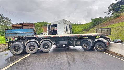 Estradas Batida Entre Caminhões Deixa Duas Pessoas Feridas Na Br 101