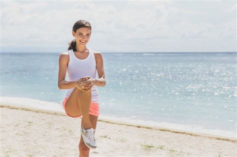 Sporty женщина Jogging с небесами и морем на предпосылке Стоковое Фото