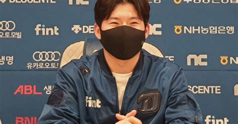 꼴찌도 우승도 함께한 팀 은퇴도 여기서 8년 140억 종신 원클럽맨 선택의 이유 창원인터뷰