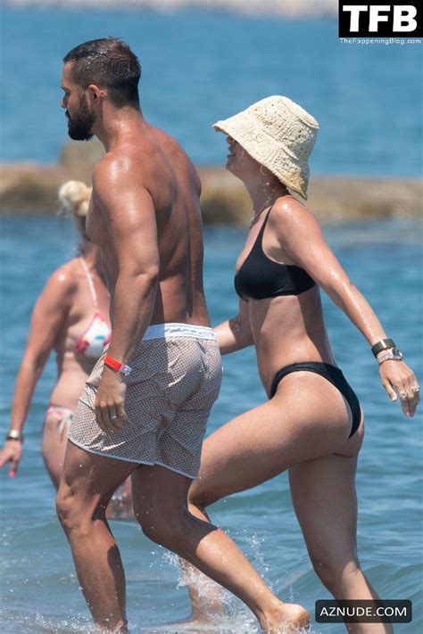 Vogue Williams Sexy Seen Flaunting Her Stunning Figure In A Black