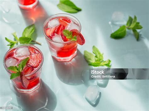 딸기 칵테일 이나 목테일의 안경 가벼운 배경에 분쇄 된 얼음과 탄산수와 상쾌한 여름 음료 0명에 대한 스톡 사진 및 기타 이미지 Istock