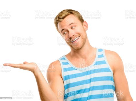 스튜디오에서 혼자 서서 승진을 보여주는 잘 생긴 젊은 남자의 샷 25 29세에 대한 스톡 사진 및 기타 이미지 25 29세 30 39세 개성 개념 Istock