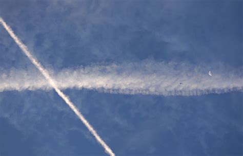 상업용 비행기에서 두 개의 흰색 흔적 다른 비행기 비행 가까운 흰색 달 Chemtrails 음모 이론 개념 구름에 대한 스톡