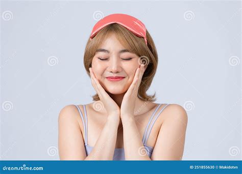 Joven Sonriente Con Los Ojos Cerrados Despierta El Concepto Foto De
