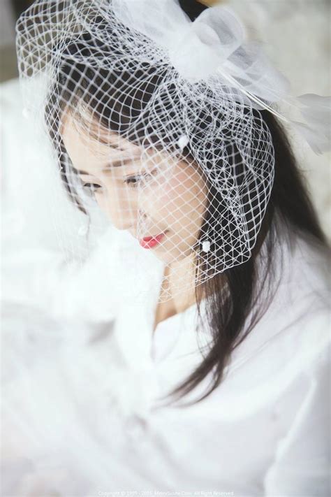 浴室小公主，在泡澡的白色蕾絲吊帶兒與白色絲襪妹妹 每日頭條