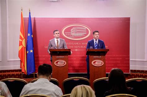 Прес конференција на портпаролите на Владата на Република Македонија Миле Бошњаковски и Муамет