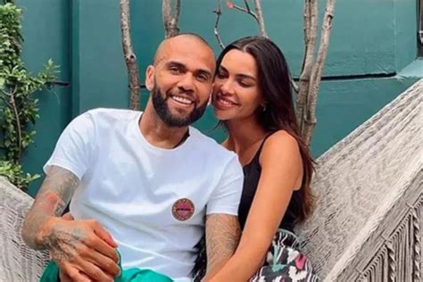 Joana Sanz volta às redes sociais após Daniel Alves deixar a prisão