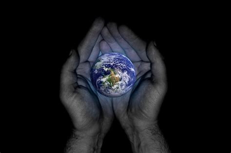 As Mãos Do Homem Seguram O Planeta Terra Em Um Fundo Preto Dia Mundial