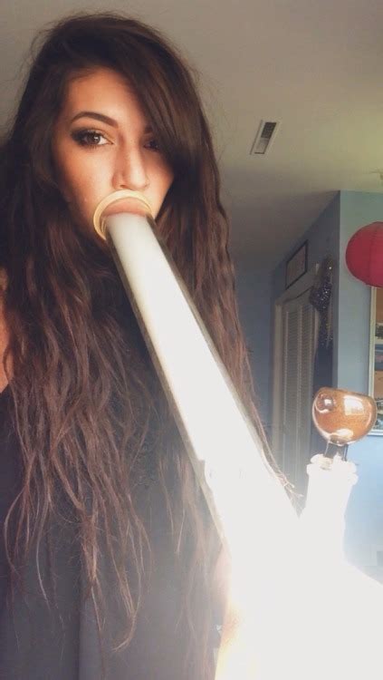 Girl Ganja Cannabis Bong Ganja Girls Fumaça Paz De Gandhi •