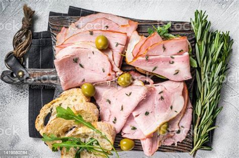 돼지고기 햄과 올리브로 토스트합니다 흰색 배경입니다 맨 위 보기입니다 복사 공간 델리카트슨에 대한 스톡 사진 및 기타 이미지 델리카트슨 슬라이스 햄 Istock