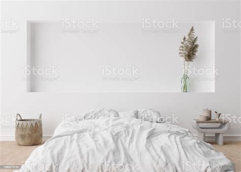 현대 침실의 빈 흰색 벽 스칸디나비아 양식의 인테리어를 모의하십시오 사진 텍스트 또는 다른 디자인을위한 공간을 확보 할 수