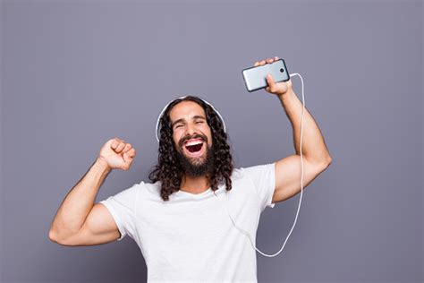 그의 그의 좋은 매력적인 쾌활 한 명랑 하 게 Overjoed 곱슬 머리 남자를 기뻐하는 춤추는 디스코 재미 회색 바이올렛 보라색 파스텔 배경 위에 고립 Mp3 플레이어에