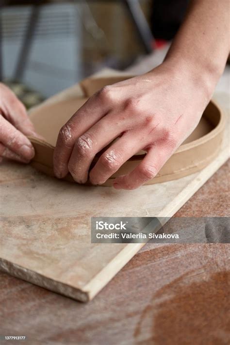 도자기 스튜디오에서 일하는 여성 세라미스트 세라미스트의 손이 더러운 점토 도자기를 만드는 과정 마스터 세라미스트 작품 에 그녀의 스튜디오 공예에 대한 스톡 사진 및 기타