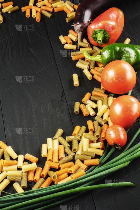 意大利面蔬菜黑色背景垂直画幅留白素食无人椒类食物生食膳食