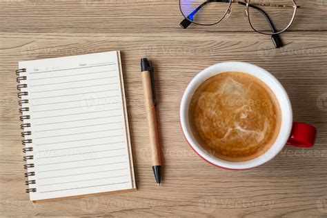 cahier vierge et tasse à café sur table en bois motivation résolution