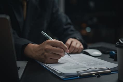 펜과 계약서에 서명하는 손 비즈니스 금융 또는 법률 프로젝트 공식 계약 및 파트너십 경영자에 대한 스톡 사진 및 기타 이미지 경영자 계약서 고용과 노동 Istock