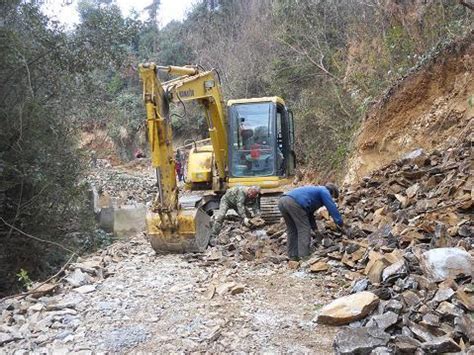 先修路 修路机 修路 大山谷图库