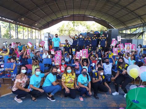 Projeto Semeando Sorrisos distribui brinquedos para crianças carentes