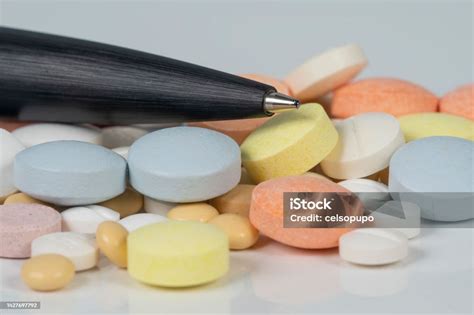 다양한 크기와 색상의 의약품 이 대량으로 쌓여 있습니다 펜으로 질병 치료 및 의료 과소비 개념 0명에 대한 스톡 사진 및 기타