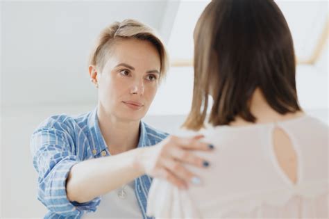 Premium Photo A Young And Beautiful European Woman Psychologist Or