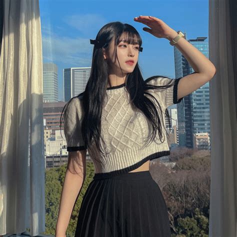 [포근 하객룩추천] 배색 라운드넥 꽈배기 케이블 반팔 크롭 니트 벌룬 소매 어깨 퍼프 레이온 숏 니트티 4color 에이블리