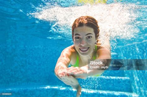 Niño Nada Bajo El Agua En La Piscina Feliz Activa Adolescente Bucea Y