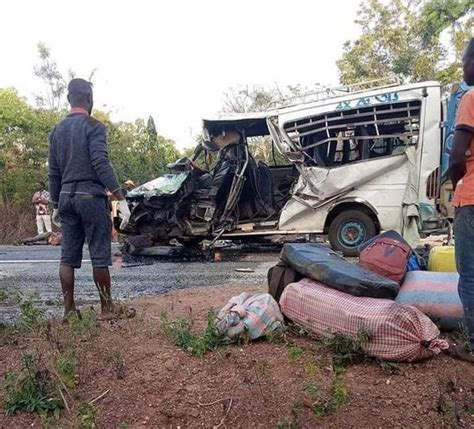Tanda Une Collision Entre Un Camion Et Un Mini Car Massa Fait 7