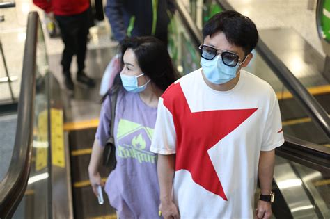 十指紧扣走路带风！邹市明冉莹颖机场狂撒“狗粮” 搜狐大视野 搜狐新闻