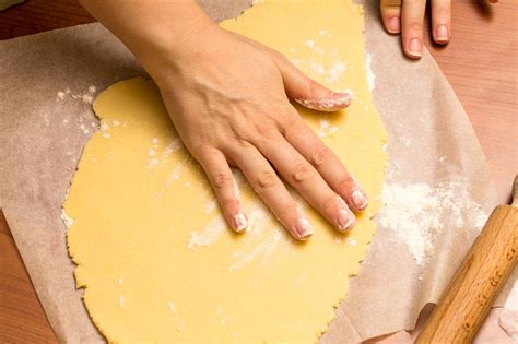 맛있는 쿠키나 비스킷을 굽기 위해 반죽을 평평하게 만드는 생과자 요리사 금색에 대한 스톡 사진 및 기타 이미지 금색 달콤한 음식 목재 재료 Istock