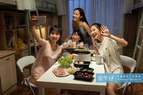 年轻大学生在宿舍吃火锅 蓝牛仔影像 中国原创广告影像素材