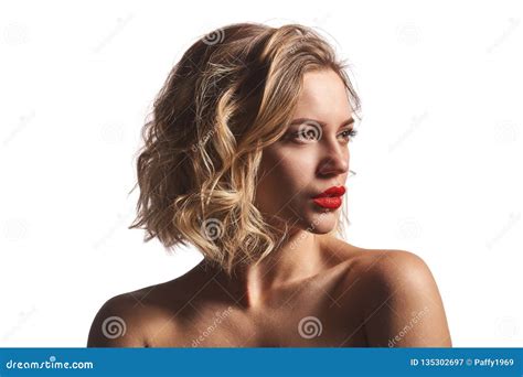 Plan Rapproché De La Belle Femme Nue Posant Avec Les Yeux Fermés Image