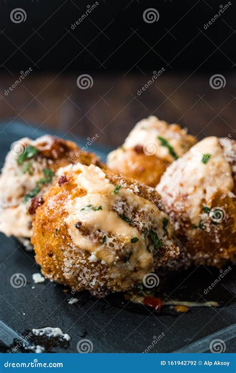 Boulettes De Fromage Et De Fromage Frites Avec Du Fromage Parmesan Et De La Mayonnaise Bites