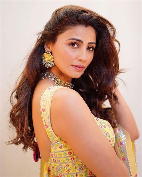 Mandy Takhar Hot Navel In Saree