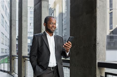 Premium Photo Portrait Of An African American Businessman Banker