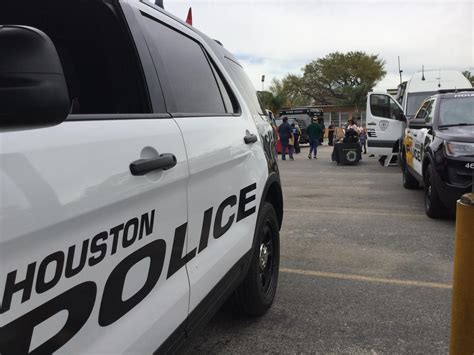 Один человек погиб и несколько пострадали при наезде автомобиля на толпу в США