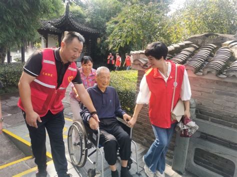 月湖街道开展执子之手 读游月湖 公益活动