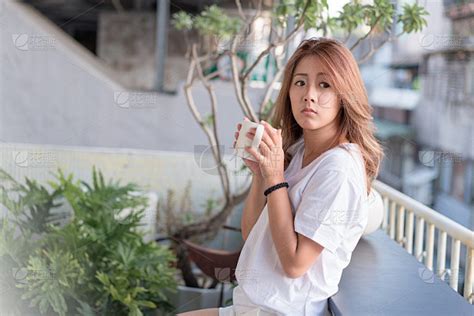 年轻女子从她的酒店欣赏城市风景。