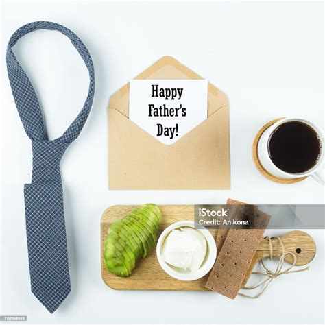 행복 한 아버지의 날을 축 하 합니다 흰색 테이블 배경에서 아침 식사 블루 넥타이 커피 한잔 아보카도와 코 티 지 치즈와 토스트 재료 빈 종이 빈 평면도 복사 공간 6월에