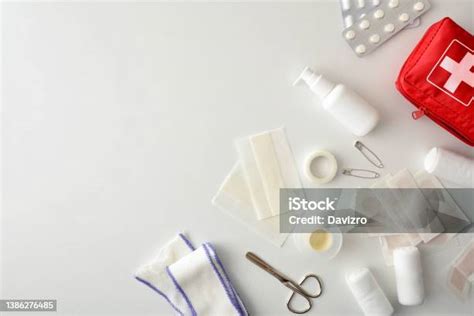 테이블 의 모퉁이에 비상 응급 처치 키트 용품 구급 상자에 대한 스톡 사진 및 기타 이미지 구급 상자 붕대 상처 Istock