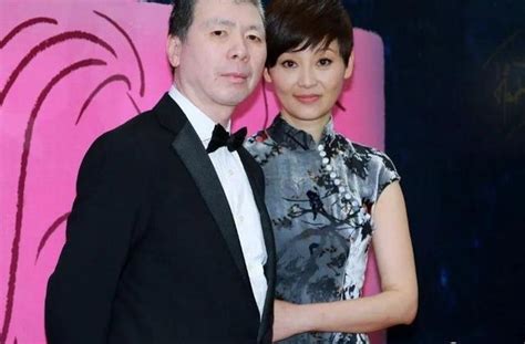 冯小刚徐帆疑定居美国被偶遇 二人随性穿搭满脸笑容 新浪图片