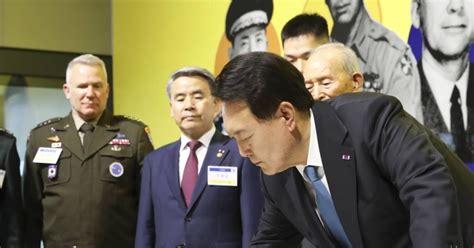 尹대통령 부부 6·25 73주년 맞아 한미동맹 70년 특별전 관람