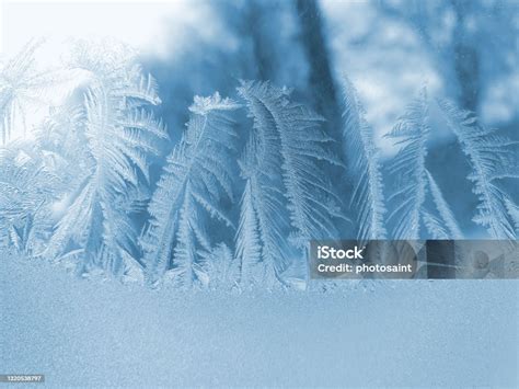 창 유리 클로즈업에 서리가 내린 패턴 자연스러운 질감과 배경 얼어붙은 얼음 패턴 0명에 대한 스톡 사진 및 기타 이미지 0명 겨울 결정체 Istock