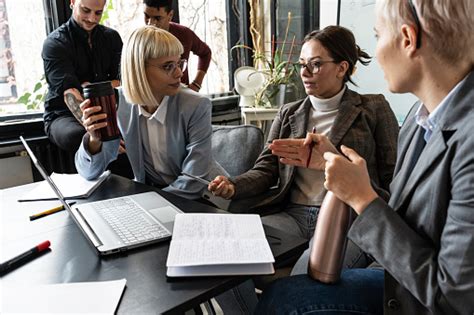 사무실에서 새로운 프로젝트를 진행하는 캐주얼 팀 작업자와 프로그래머 그룹 16 17 살에 대한 스톡 사진 및 기타 이미지 16 17 살 20 24세 25 29세