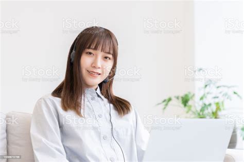 노트북 컴퓨터와 함께 공부하는 젊은 아시아 여자 통신 과정 일본 민족에 대한 스톡 사진 및 기타 이미지 일본 민족 헤드셋