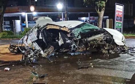 Carro Fica Completamente Destruído Após Bater Em Poste Veja Fotos