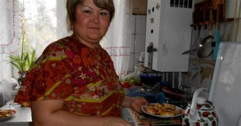Готвя за съпруга си храна с изтекъл срок на годност и ям качествени