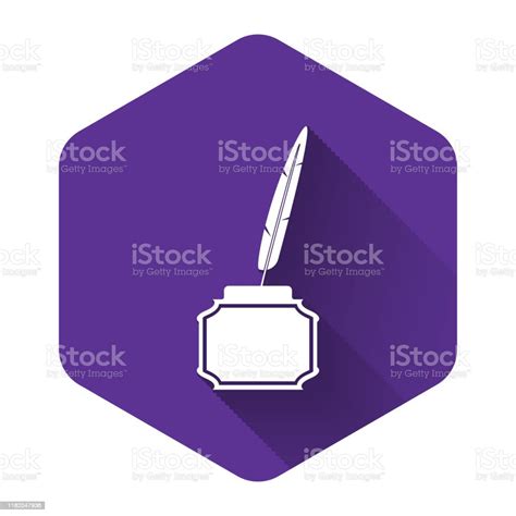 긴 그림자로 격리된 흰색 깃털과 잉크웰 아이콘입니다 보라색 육각 버튼 벡터 일러스트레이션 고대의에 대한 스톡 벡터 아트 및 기타
