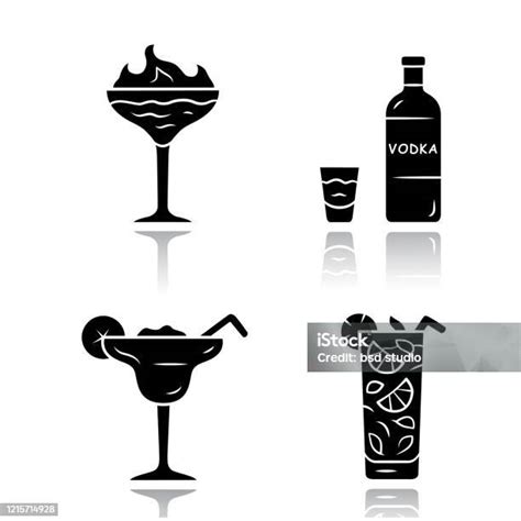 음료드롭 그림자 블랙 글리프 아이콘 세트 불타는 샷 마가리타 모히토 보드카 음료 병 안경 파티 축 하에 알코올 믹스와 청량 음료 격리된 벡터 일러스트레이션 0명에 대한 스톡